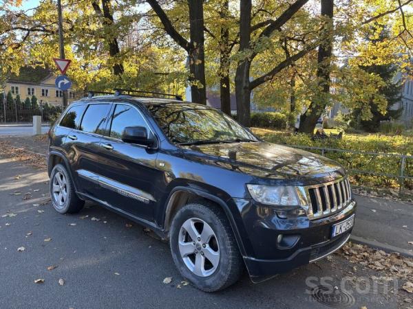 Black Jeep Grand Cherokee 2012 in Riga, with an engine capacity of 3.00 L and mileage of 301 thousand km for 7700 €, photo 3 on AUTOMOTO.COM.LV