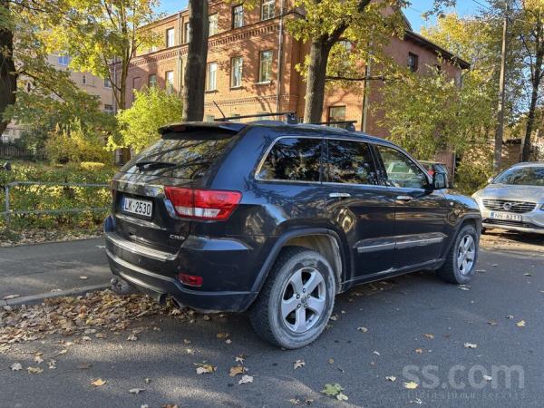 Black Jeep Grand Cherokee 2012 in Riga, with an engine capacity of 3.00 L and mileage of 301 thousand km for 7700 €, photo 4 on AUTOMOTO.COM.LV