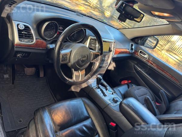 Black Jeep Grand Cherokee 2012 in Riga, with an engine capacity of 3.00 L and mileage of 301 thousand km for 7700 €, photo 6 on AUTOMOTO.COM.LV
