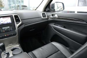 Black Jeep Grand Cherokee 2013 in Vilnius, with an engine capacity of 2.99 L and mileage of 135 thousand km for 13000 €, photo 35 on AUTOMOTO.COM.LV