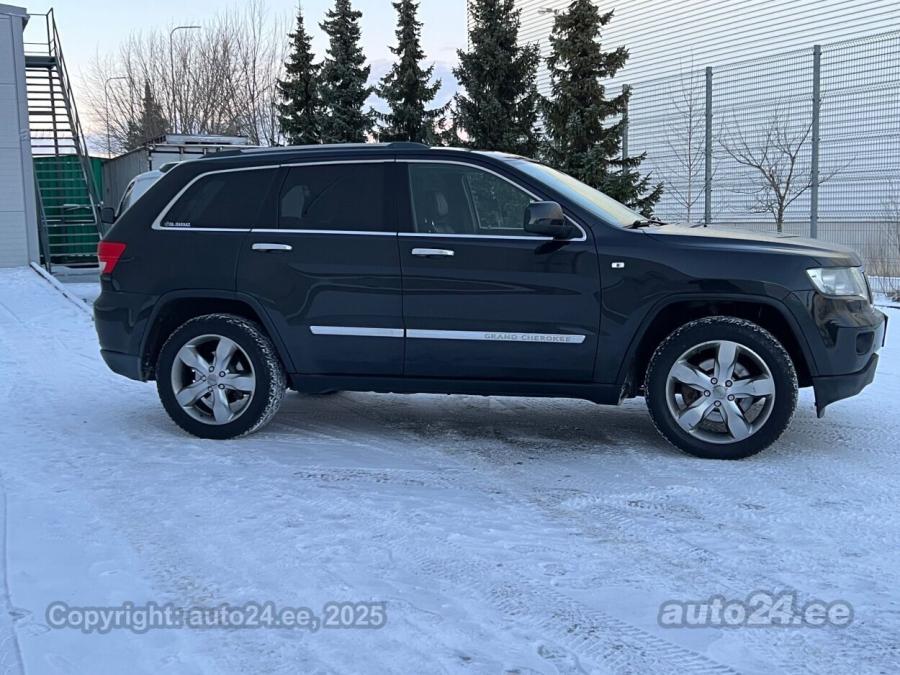Black Jeep Grand Cherokee 2013 in Parnu, with an engine capacity of 3.00 L and mileage of 244 thousand km for 9990 €, photo 4 on AUTOMOTO.COM.LV