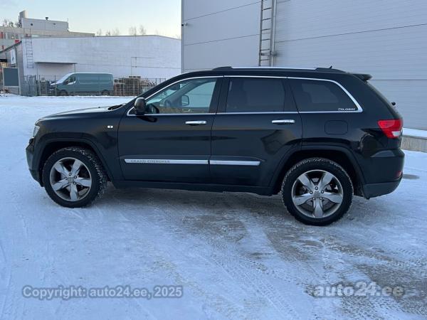 Black Jeep Grand Cherokee 2013 in Parnu, with an engine capacity of 3.00 L and mileage of 244 thousand km for 9990 €, photo 8 on AUTOMOTO.COM.LV