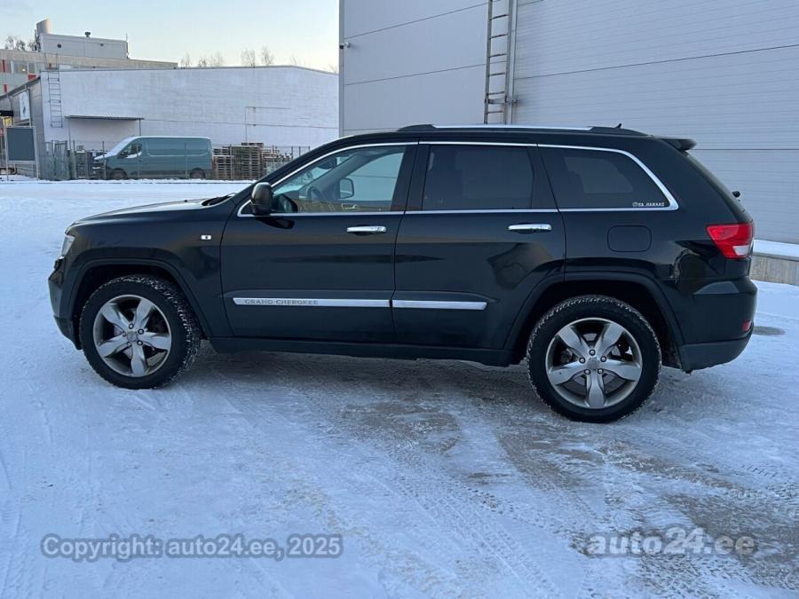 Black Jeep Grand Cherokee 2013 in Parnu, with an engine capacity of 3.00 L and mileage of 244 thousand km for 9990 €, photo 8 on AUTOMOTO.COM.LV