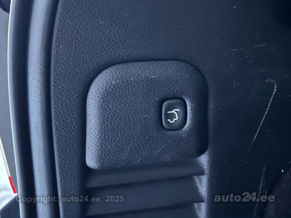 Black Jeep Grand Cherokee 2013 in Parnu, with an engine capacity of 3.00 L and mileage of 244 thousand km for 9990 €, photo 11 on AUTOMOTO.COM.LV