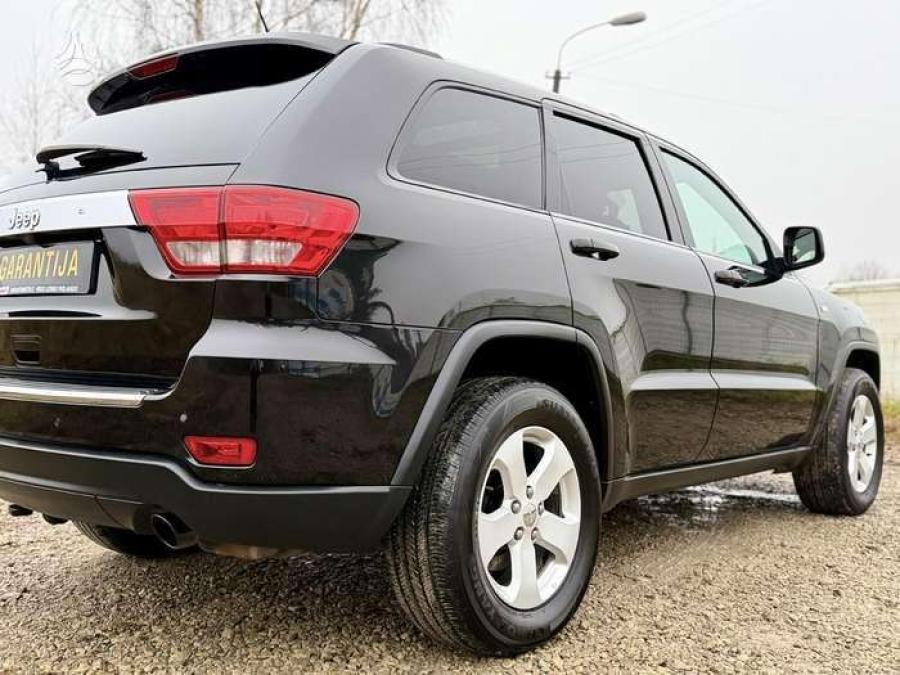 Black Jeep Grand Cherokee 2013 in Siauliai, with an engine capacity of 3.00 L and mileage of 284 thousand km for 13200 €, photo 9 on AUTOMOTO.COM.LV