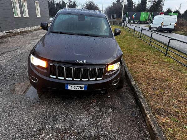 Black Jeep Grand Cherokee 2013 in Kaunas, with an engine capacity of 2.99 L and mileage of 218 thousand km for 6750 €, photo 1 on AUTOMOTO.COM.LV