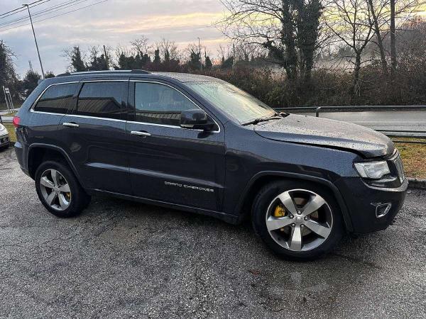 Black Jeep Grand Cherokee 2013 in Kaunas, with an engine capacity of 2.99 L and mileage of 218 thousand km for 6750 €, photo 9 on AUTOMOTO.COM.LV
