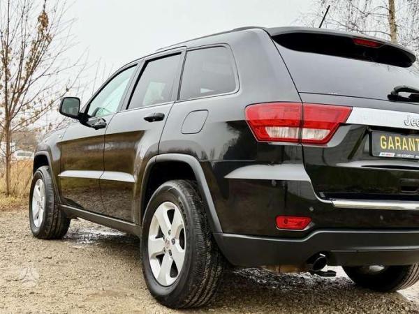 Black Jeep Grand Cherokee 2013 in Siauliai, with an engine capacity of 3.00 L and mileage of 284 thousand km for 13200 €, photo 8 on AUTOMOTO.COM.LV