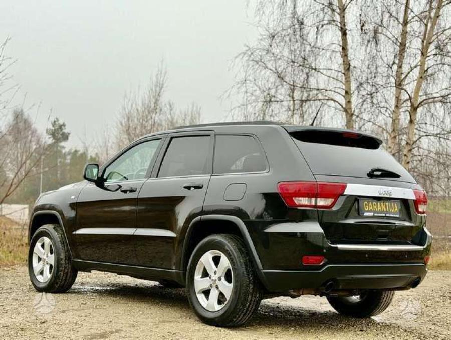 Black Jeep Grand Cherokee 2013 in Siauliai, with an engine capacity of 3.00 L and mileage of 284 thousand km for 13200 €, photo 3 on AUTOMOTO.COM.LV