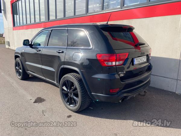 Black Jeep Grand Cherokee 2013 in Rakvere, with an engine capacity of 3.00 L and mileage of 249 thousand km for 10900 €, photo 6 on AUTOMOTO.COM.LV