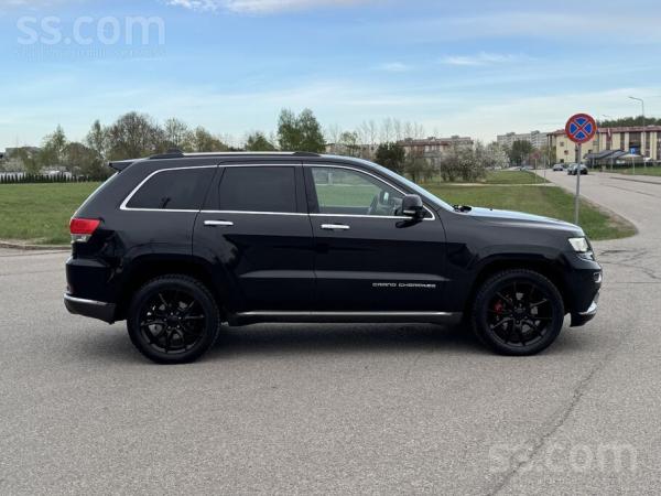 Black Jeep Grand Cherokee 2013 in Riga, with an engine capacity of 3.00 L and mileage of 283 thousand km for 11900 €, photo 4 on AUTOMOTO.COM.LV
