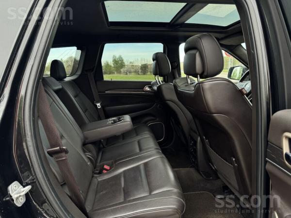 Black Jeep Grand Cherokee 2013 in Riga, with an engine capacity of 3.00 L and mileage of 283 thousand km for 11900 €, photo 10 on AUTOMOTO.COM.LV