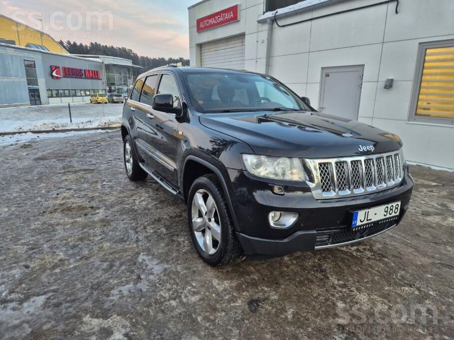 Black Jeep Grand Cherokee 2013 in Riga, with an engine capacity of 3.00 L and mileage of 299 thousand km for 12300 €, photo 3 on AUTOMOTO.COM.LV
