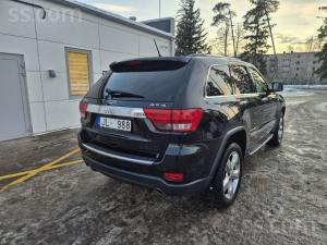 Black Jeep Grand Cherokee 2013 in Riga, with an engine capacity of 3.00 L and mileage of 299 thousand km for 12300 €, photo 4 on AUTOMOTO.COM.LV