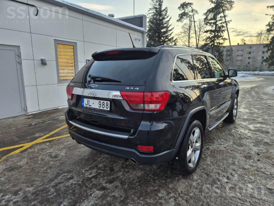 Black Jeep Grand Cherokee 2013 in Riga, with an engine capacity of 3.00 L and mileage of 299 thousand km for 12300 €, photo 4 on AUTOMOTO.COM.LV