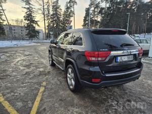 Black Jeep Grand Cherokee 2013 in Riga, with an engine capacity of 3.00 L and mileage of 299 thousand km for 12300 €, photo 5 on AUTOMOTO.COM.LV