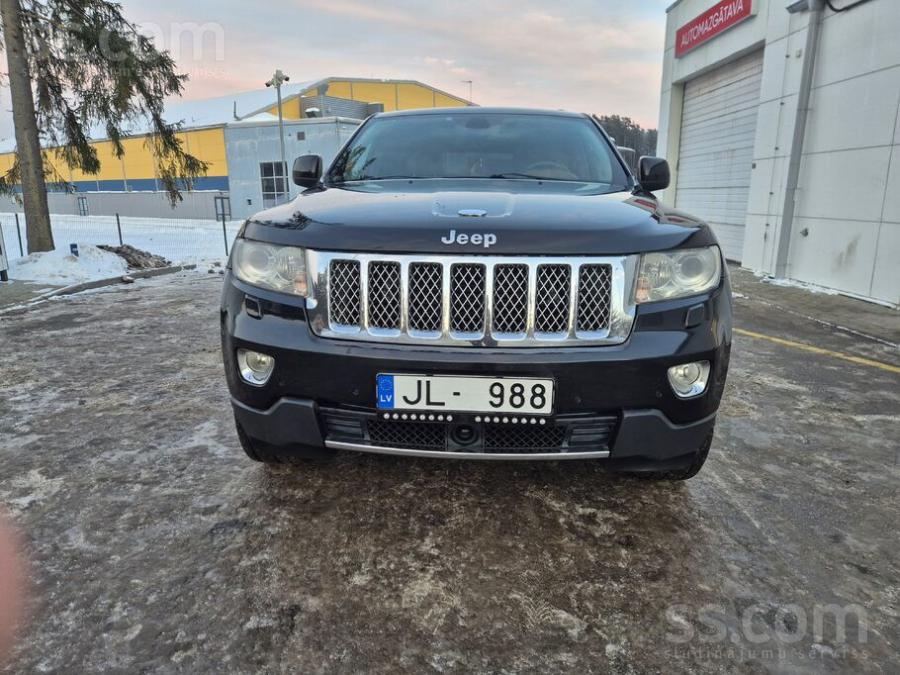 Black Jeep Grand Cherokee 2013 in Riga, with an engine capacity of 3.00 L and mileage of 299 thousand km for 12300 €, photo 6 on AUTOMOTO.COM.LV