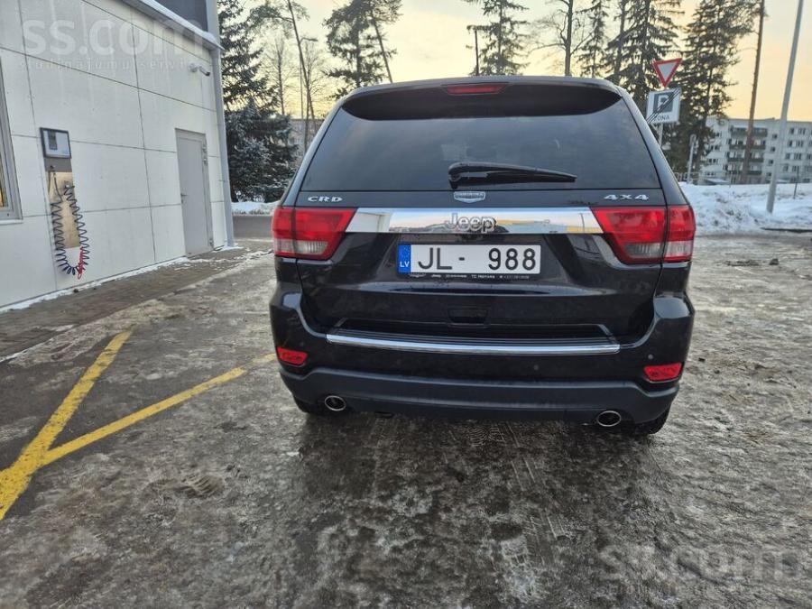 Black Jeep Grand Cherokee 2013 in Riga, with an engine capacity of 3.00 L and mileage of 299 thousand km for 12300 €, photo 7 on AUTOMOTO.COM.LV