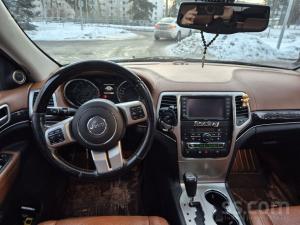 Black Jeep Grand Cherokee 2013 in Riga, with an engine capacity of 3.00 L and mileage of 299 thousand km for 12300 €, photo 8 on AUTOMOTO.COM.LV