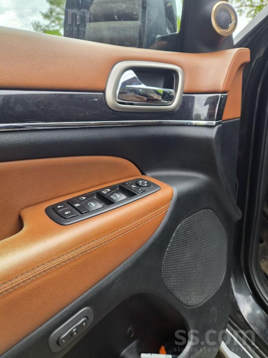 Black Jeep Grand Cherokee 2013 in Riga, with an engine capacity of 3.00 L and mileage of 299 thousand km for 12300 €, photo 13 on AUTOMOTO.COM.LV