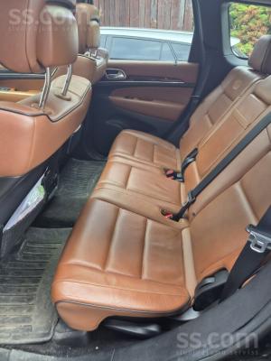 Black Jeep Grand Cherokee 2013 in Riga, with an engine capacity of 3.00 L and mileage of 299 thousand km for 12300 €, photo 15 on AUTOMOTO.COM.LV