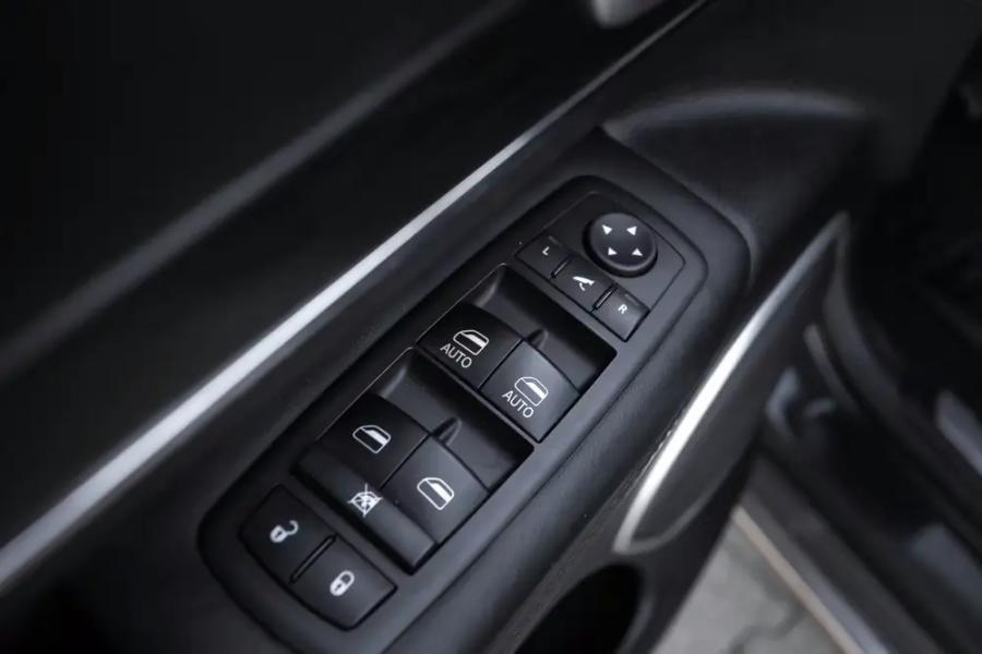 Melns Jeep Grand Cherokee 2013 Jelgava, ar dzinēja tilpumu 3.00 L un nobraukumu 215 tūkst. km par 10300 €, foto 22 vietnē AUTOMOTO.COM.LV