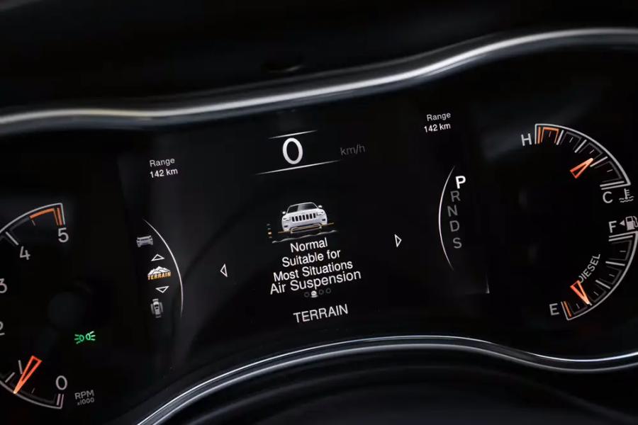 Melns Jeep Grand Cherokee 2013 Jelgava, ar dzinēja tilpumu 3.00 L un nobraukumu 215 tūkst. km par 10300 €, foto 45 vietnē AUTOMOTO.COM.LV
