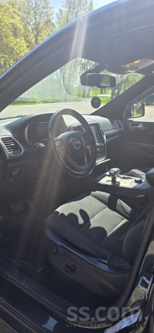 Melns Jeep Grand Cherokee 2013 Valmiera, ar dzinēja tilpumu 3.00 L un nobraukumu 311 tūkst. km par 13550 €, foto 5 vietnē AUTOMOTO.COM.LV