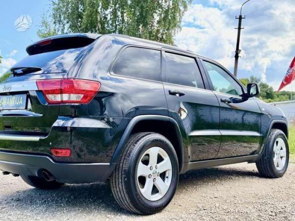 Black Jeep Grand Cherokee 2013 in Siauliai, with an engine capacity of 2.99 L and mileage of 284 thousand km for 13200 €, photo 8 on AUTOMOTO.COM.LV