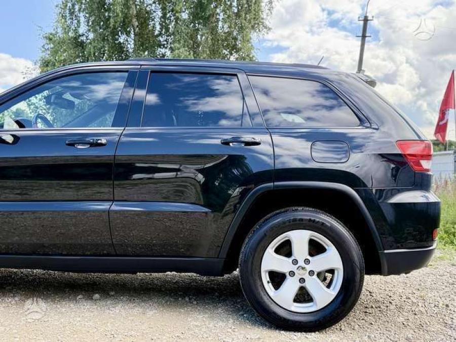 Black Jeep Grand Cherokee 2013 in Siauliai, with an engine capacity of 2.99 L and mileage of 284 thousand km for 13200 €, photo 13 on AUTOMOTO.COM.LV