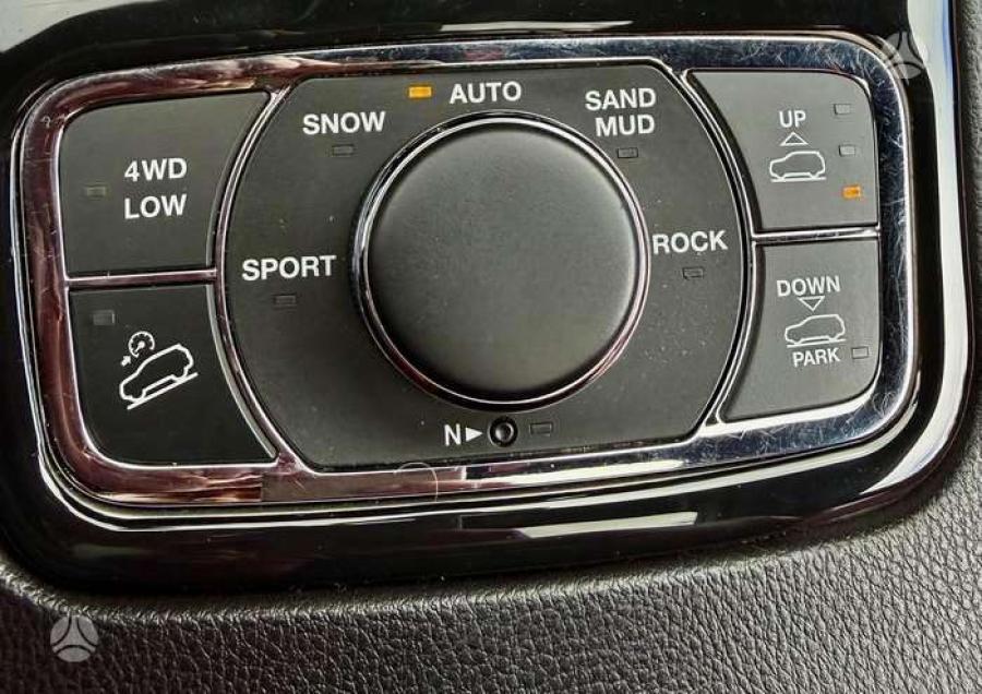 Black Jeep Grand Cherokee 2013 in Siauliai, with an engine capacity of 2.99 L and mileage of 284 thousand km for 13200 €, photo 43 on AUTOMOTO.COM.LV