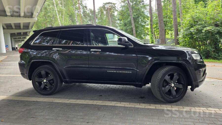 Black Jeep Grand Cherokee 2013 in Jurmala, with an engine capacity of 3.00 L and mileage of 342 thousand km for 14000 €, photo 3 on AUTOMOTO.COM.LV