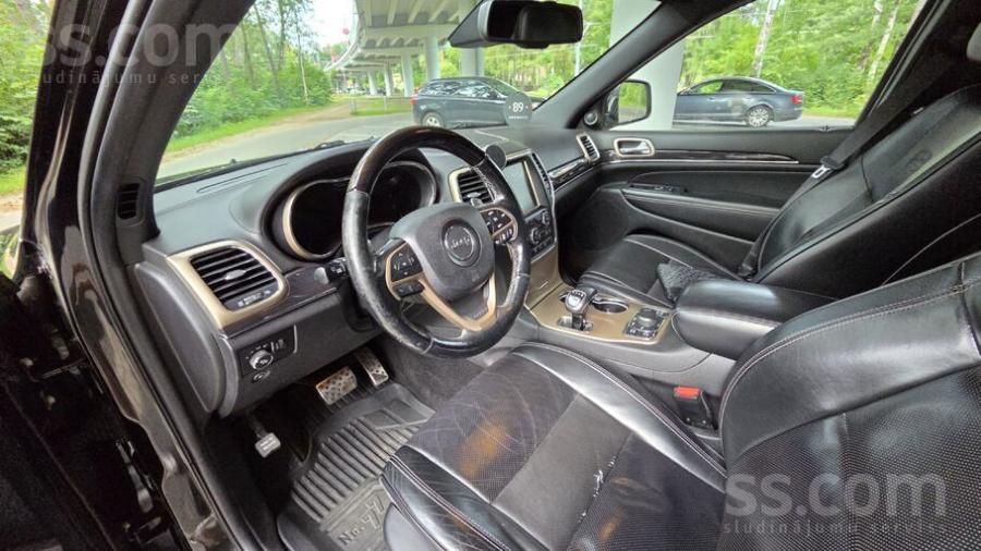 Black Jeep Grand Cherokee 2013 in Jurmala, with an engine capacity of 3.00 L and mileage of 342 thousand km for 14000 €, photo 8 on AUTOMOTO.COM.LV