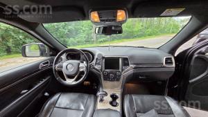 Black Jeep Grand Cherokee 2013 in Jurmala, with an engine capacity of 3.00 L and mileage of 342 thousand km for 14000 €, photo 12 on AUTOMOTO.COM.LV