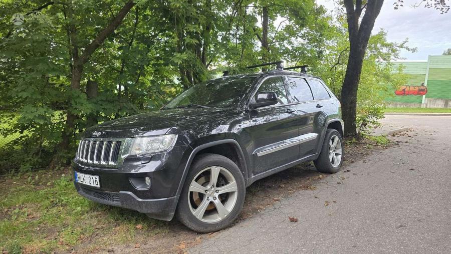 Black Jeep Grand Cherokee 2013 in Vilnius, with an engine capacity of 2.99 L and mileage of 240 thousand km for 11500 €, photo 1 on AUTOMOTO.COM.LV