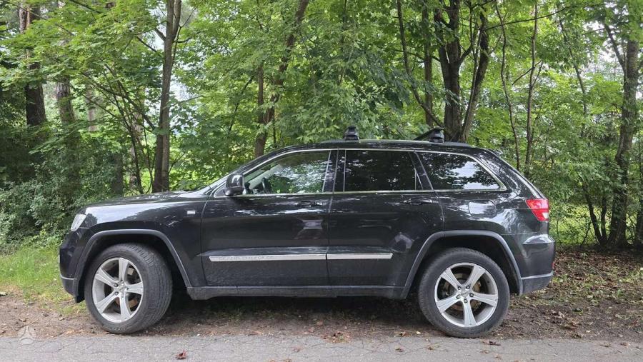 Black Jeep Grand Cherokee 2013 in Vilnius, with an engine capacity of 2.99 L and mileage of 240 thousand km for 11500 €, photo 3 on AUTOMOTO.COM.LV
