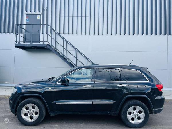 Black Jeep Grand Cherokee 2013 in Kaunas, with an engine capacity of 3.00 L and mileage of 198 thousand km for 6700 €, photo 4 on AUTOMOTO.COM.LV