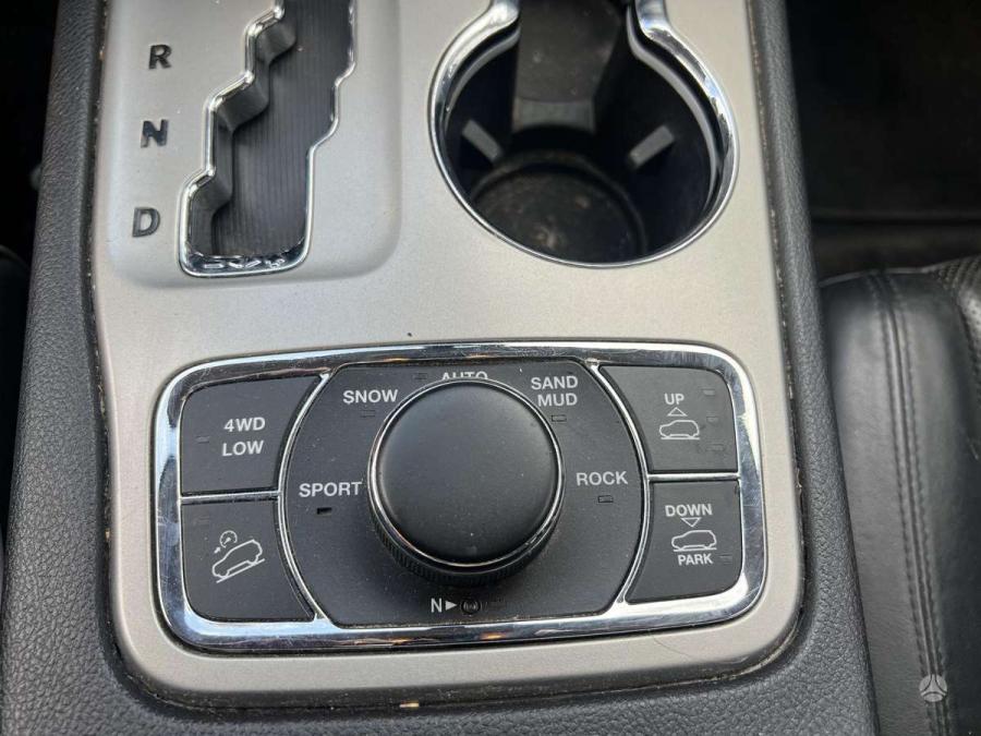 Black Jeep Grand Cherokee 2013 in Kaunas, with an engine capacity of 3.00 L and mileage of 198 thousand km for 6700 €, photo 20 on AUTOMOTO.COM.LV