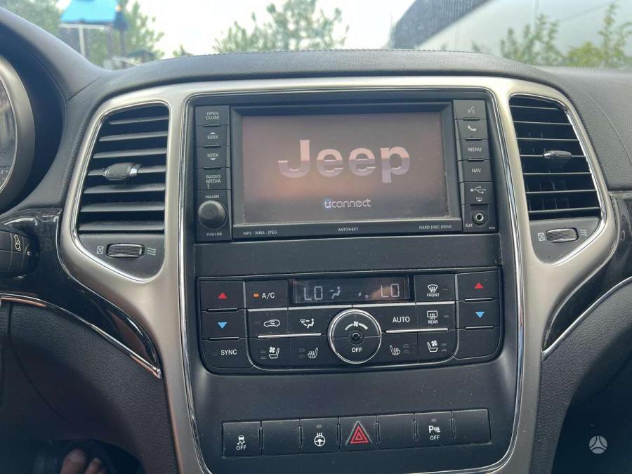 Black Jeep Grand Cherokee 2013 in Kaunas, with an engine capacity of 3.00 L and mileage of 198 thousand km for 6700 €, photo 21 on AUTOMOTO.COM.LV