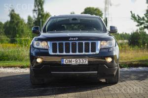 Black Jeep Grand Cherokee 2013 in Riga, with an engine capacity of 3.00 L and mileage of 324 thousand km for 10490 €, photo 3 on AUTOMOTO.COM.LV
