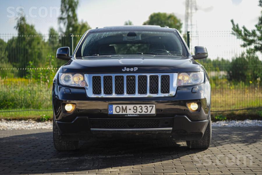 Black Jeep Grand Cherokee 2013 in Riga, with an engine capacity of 3.00 L and mileage of 324 thousand km for 10490 €, photo 3 on AUTOMOTO.COM.LV