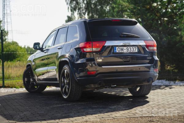 Black Jeep Grand Cherokee 2013 in Riga, with an engine capacity of 3.00 L and mileage of 324 thousand km for 10490 €, photo 5 on AUTOMOTO.COM.LV