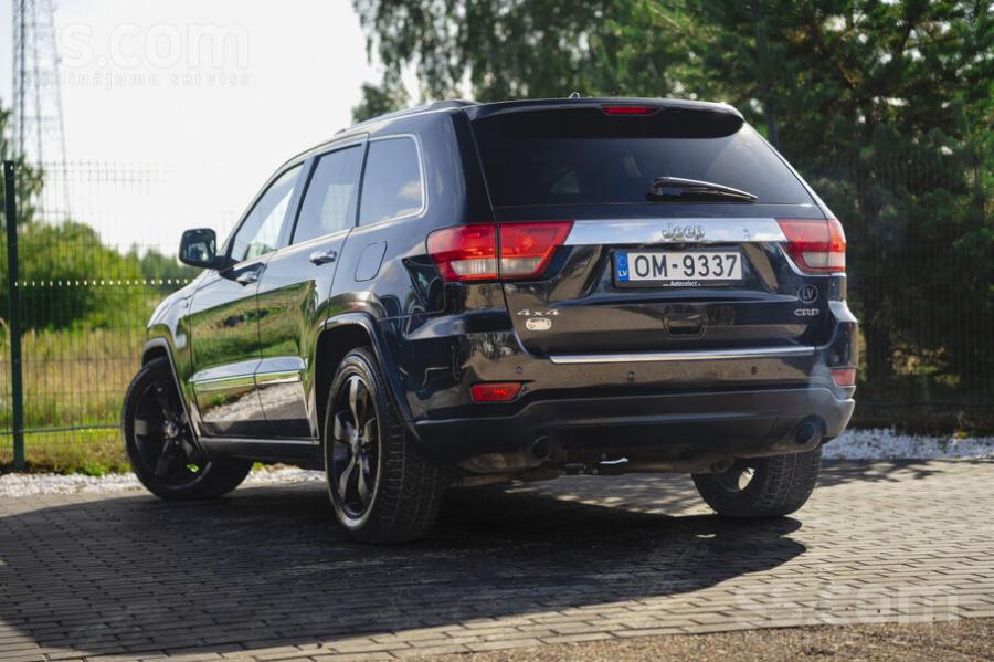 Black Jeep Grand Cherokee 2013 in Riga, with an engine capacity of 3.00 L and mileage of 324 thousand km for 10490 €, photo 5 on AUTOMOTO.COM.LV