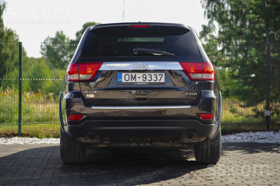Black Jeep Grand Cherokee 2013 in Riga, with an engine capacity of 3.00 L and mileage of 324 thousand km for 10490 €, photo 6 on AUTOMOTO.COM.LV