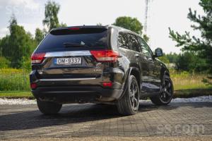 Black Jeep Grand Cherokee 2013 in Riga, with an engine capacity of 3.00 L and mileage of 324 thousand km for 10490 €, photo 7 on AUTOMOTO.COM.LV