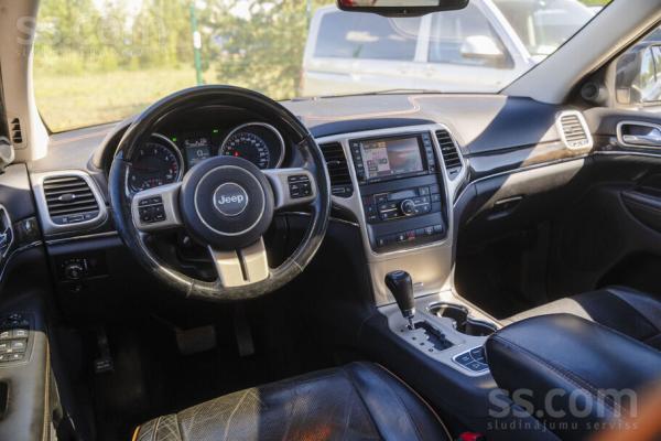 Black Jeep Grand Cherokee 2013 in Riga, with an engine capacity of 3.00 L and mileage of 324 thousand km for 10490 €, photo 11 on AUTOMOTO.COM.LV