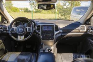 Black Jeep Grand Cherokee 2013 in Riga, with an engine capacity of 3.00 L and mileage of 324 thousand km for 10490 €, photo 12 on AUTOMOTO.COM.LV