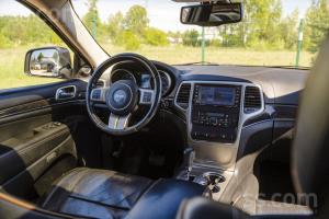 Black Jeep Grand Cherokee 2013 in Riga, with an engine capacity of 3.00 L and mileage of 324 thousand km for 10490 €, photo 14 on AUTOMOTO.COM.LV