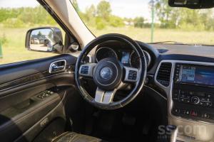 Black Jeep Grand Cherokee 2013 in Riga, with an engine capacity of 3.00 L and mileage of 324 thousand km for 10490 €, photo 15 on AUTOMOTO.COM.LV