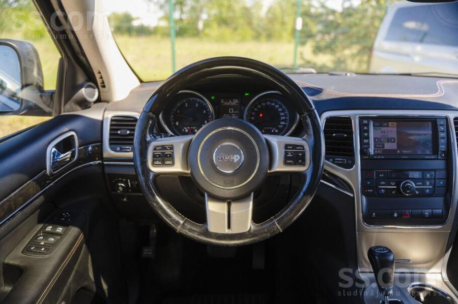 Black Jeep Grand Cherokee 2013 in Riga, with an engine capacity of 3.00 L and mileage of 324 thousand km for 10490 €, photo 16 on AUTOMOTO.COM.LV